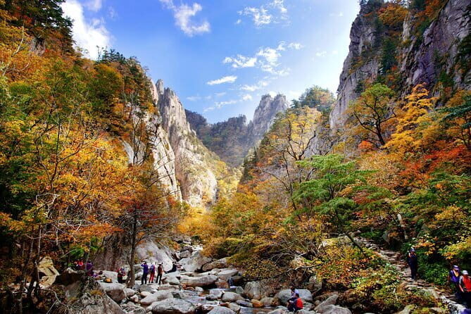 WEEKEND ONLY Autumn Mt. Seorak Round trip - Introduction to the Experience