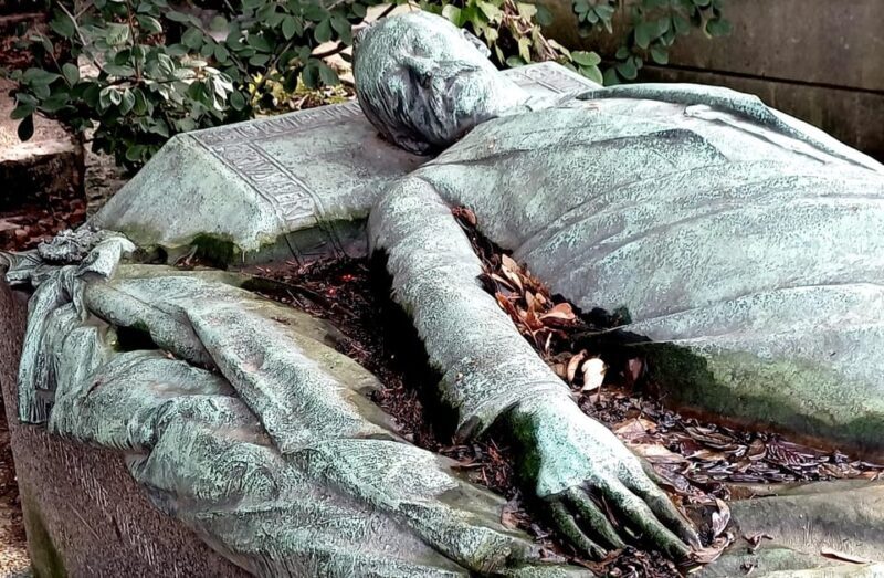 Who Killed Victor ? Escape Game at Père Lachaise Cemetery - Authentic Atmosphere and Genuine Stories