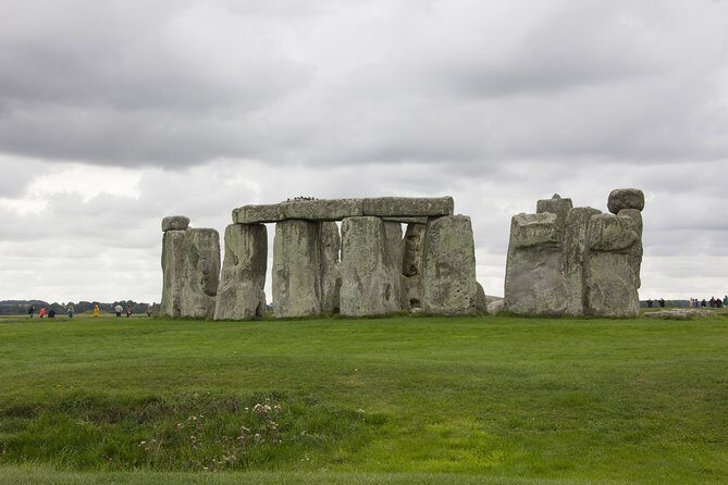 Windsor Castle, Stonehenge & Roman Baths Private Tour - Discovering Bath and Its Roman Heritage