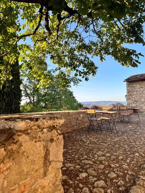 Wine aperitif at the Castle - Key Points