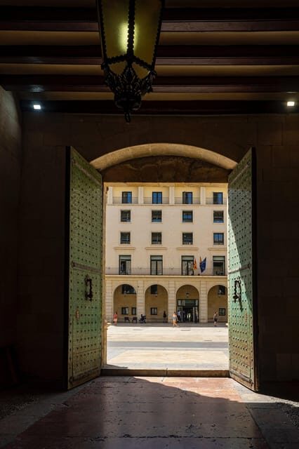 Wine trip in the Alicante region served 4 courses lunch! - Key Points