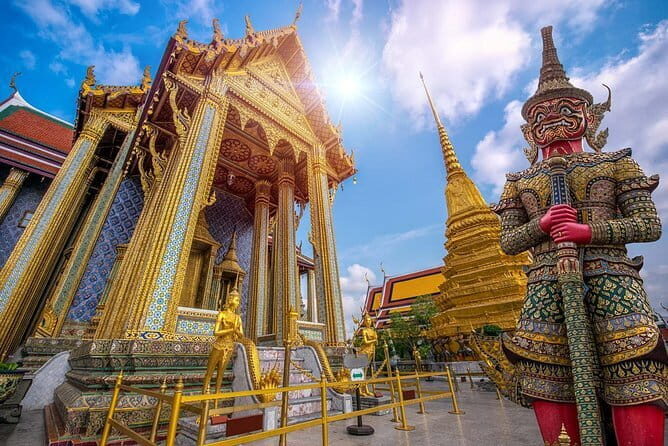 Wonderful Bangkok Tour : GrandPalace WatTraimit WatPho WatBencha - Key Points
