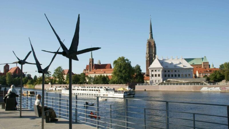 Wrocaw: Long City Walk and Luxury Ship Cruise (for groups) - Exploring Wrocław: A Walk Through the Old Town