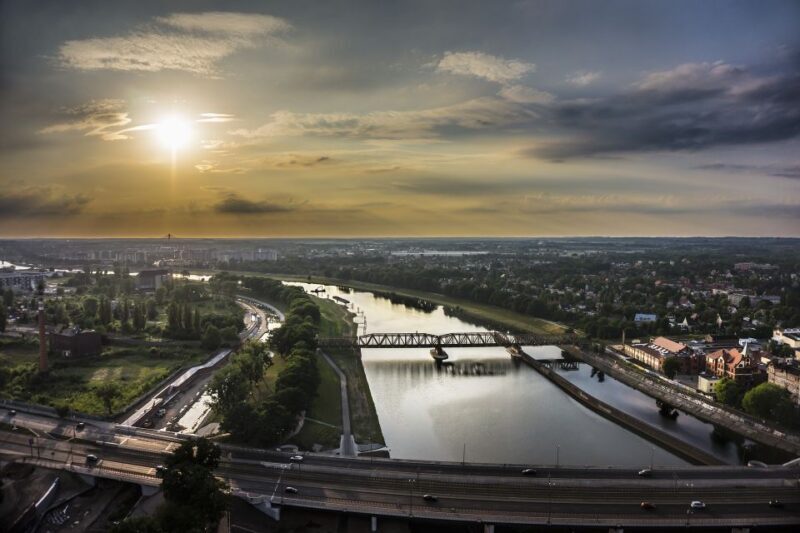 Wrocaw: Ostrów Tumski and Old Town Highlights Private Tour - Sightseeing with a Local Twist