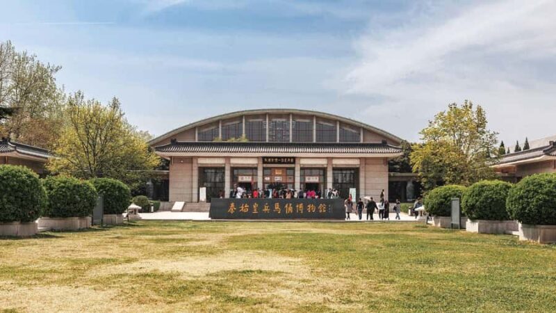 Xi'an: Terracotta Army & Huaqing Palace Tour with Lunch - Walking Through a Romantic Dynasty at Huaqing Palace