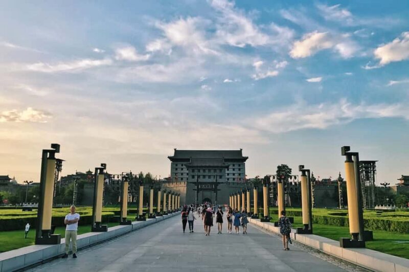 Xi'an: Terracotta Warriors, Lishan Garden & Lunch Tour - Hotel Pickup and Introduction to Xian