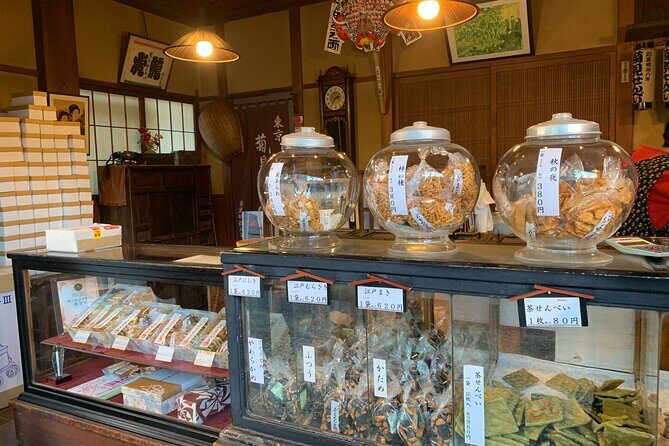 Yanaka & Nezu: Explore Retro Japan through Food and Culture - Painting Becconing Cat Figurines at Cafe Neko-e-mon