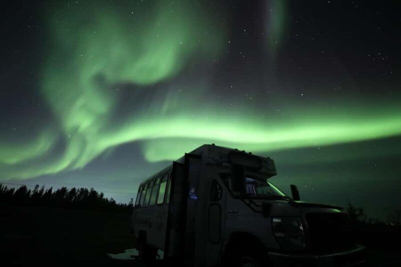 Yellowknife: Northern Lights Chasing Tour by Bus - Key Points