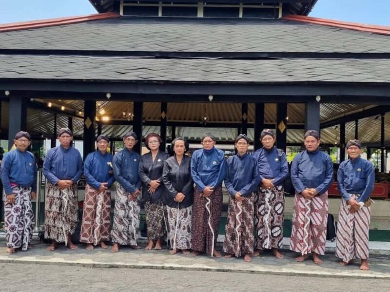 Yogyakarta: 2 Days Tour To Borobudur Merapi Palace Prambanan - Who Should Consider This Tour?