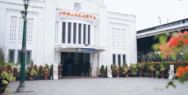 Yogyakarta: Beringharjo Market & Malioboro Street Tour - Exploring Beringharjo Market: More Than Just Shopping