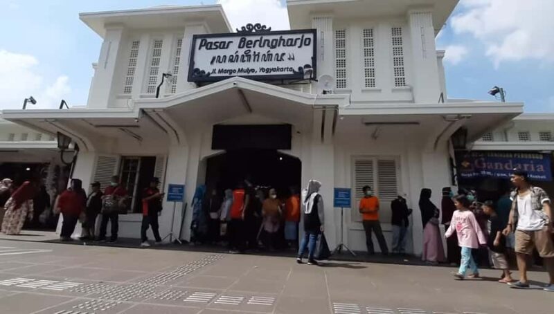 Yogyakarta: Beringharjo Market & Malioboro Street Tour - Practical Details & Logistics