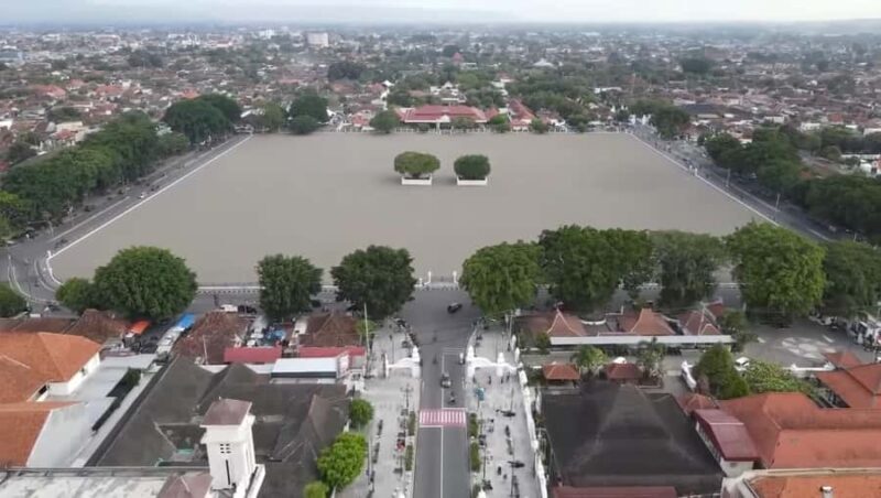 Yogyakarta: Beringharjo Market & Malioboro Street Tour - Who Should Consider This Tour?