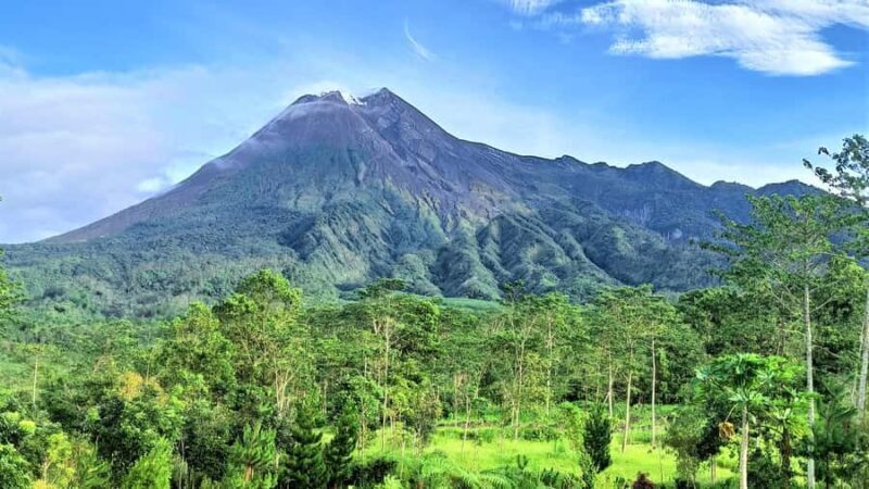 Yogyakarta: Borobudur Climb up, Merapi Volcano and Prambanan - Key Points