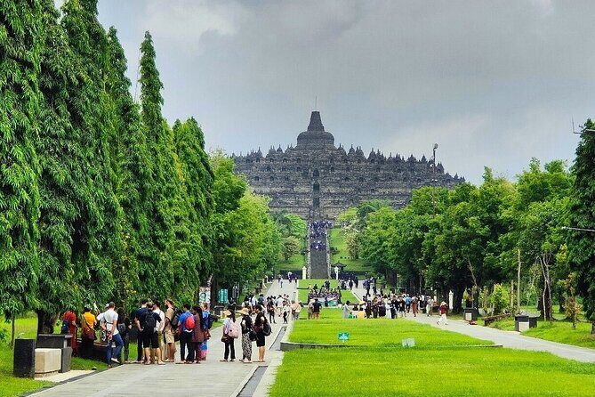 Yogyakarta Borobudur Temple and Prambanan Private Tour - Mendut Temple: A Smaller but Significant Stop