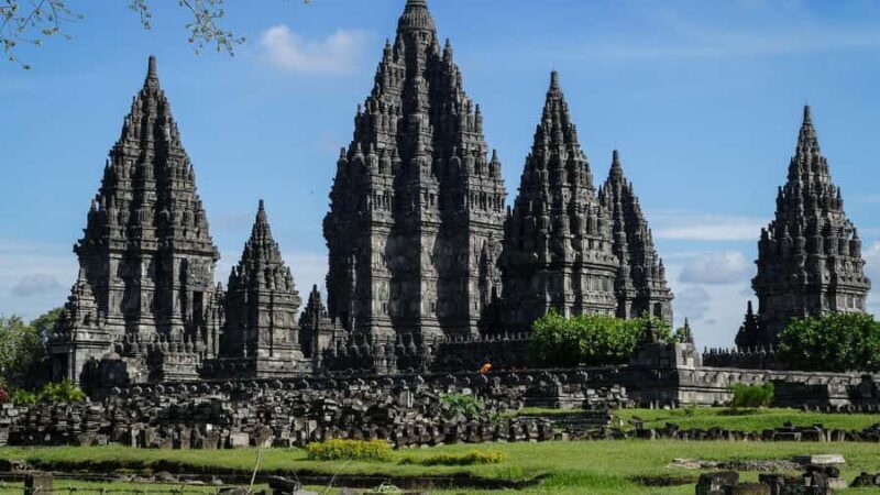 YOGYAKARTA ;BOROBUDUR TEMPLE,JEEP MERAPI VULCANO,PRAMBANAN. - How the Tour Flows