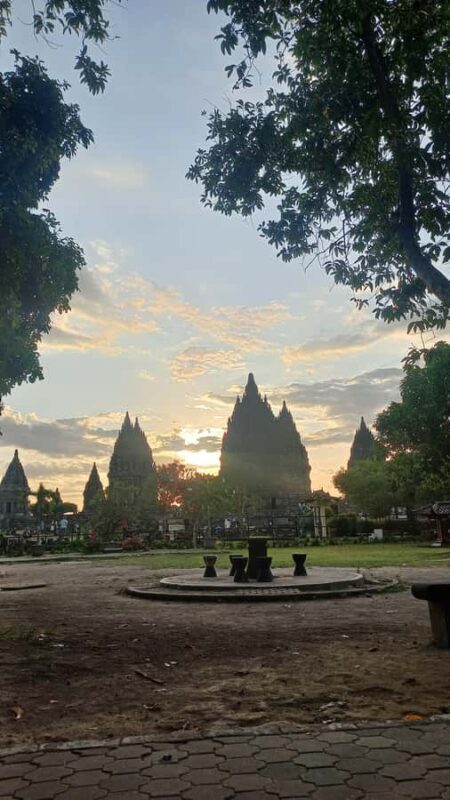 YOGYAKARTA BOROBUDUR Top structure AND PRAMBANAN TEMPLES - Key Points