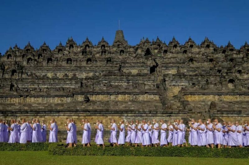 Yogyakarta: Breakfast at Borobudur & Prambanan Private Tour - Visiting Prambanan