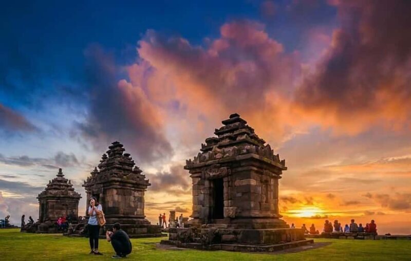 Yogyakarta: Candi Ijo Sunrise Hike and Breakfast Tour - An Overview of the Experience
