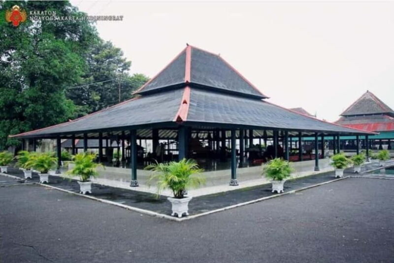 YOGYAKARTA CITY TOUR,SULTAN PALACE,WATER CASTLE AND CRAFTS. - Key Points