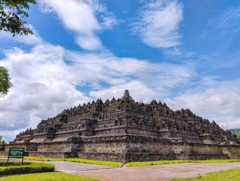 Yogyakarta: Guaranteed Borobudur Climb up Shared Guided Tour - Practical Tips for Visitors