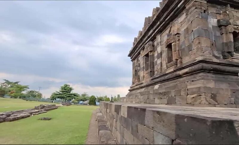 Yogyakarta: Ijo Temple Sunrise and Breakfast Tour - Key Points