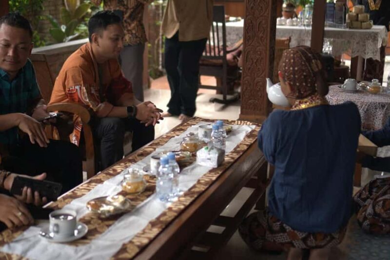 Yogyakarta: Javanese Tea Ceremony in Patehan Noble Residence - Watching a Tea Master at Work