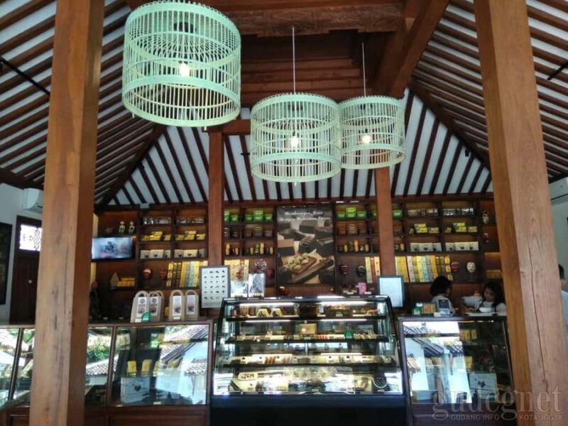 Yogyakarta: Make Your Own Chocolate Monggo and Pottery - Yogyakarta: Make Your Own Chocolate Monggo and Pottery