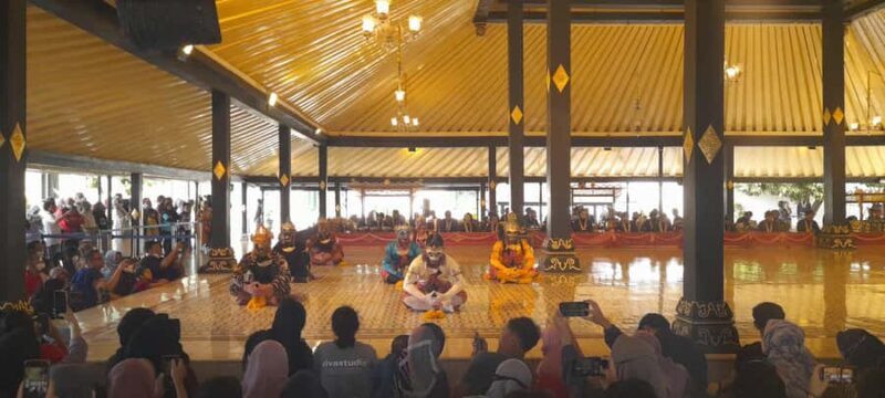 Yogyakarta: Monarch History Guided Walking Tour - Key Points