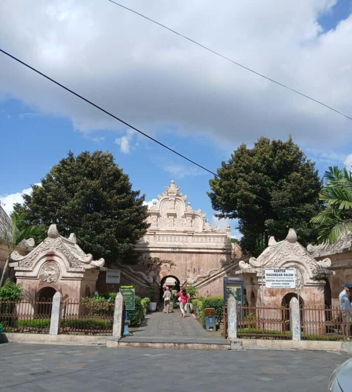 Yogyakarta: Palace, Taman Sari, & Borobudur Day Trip - Key Points