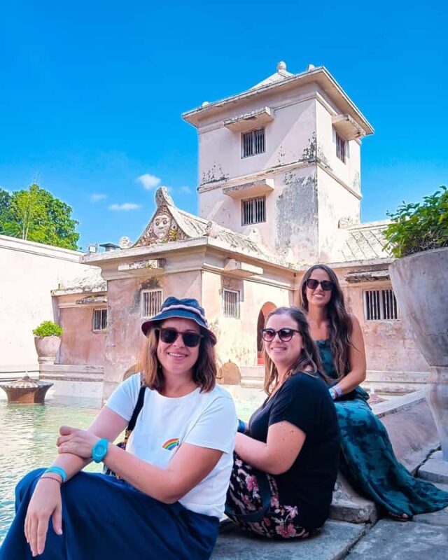 Yogyakarta: Royal Palace, Taman Sari, Batik & Prambanan - Key Points