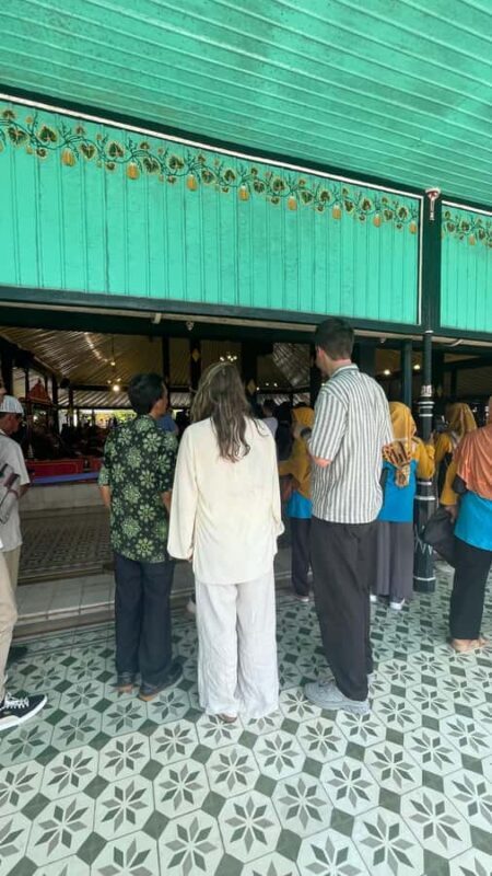 Yogyakarta: Sultan Palace and Water castle Guided Tour - Key Points