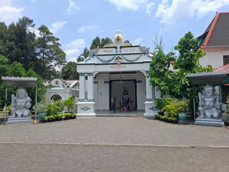 Yogyakarta: Sultan Palace and Water castle Guided Tour - Frequently Asked Questions