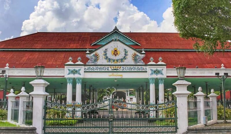 yogyakarta: Sultan Palace, Water Castle and food tasting - Authenticity and Value
