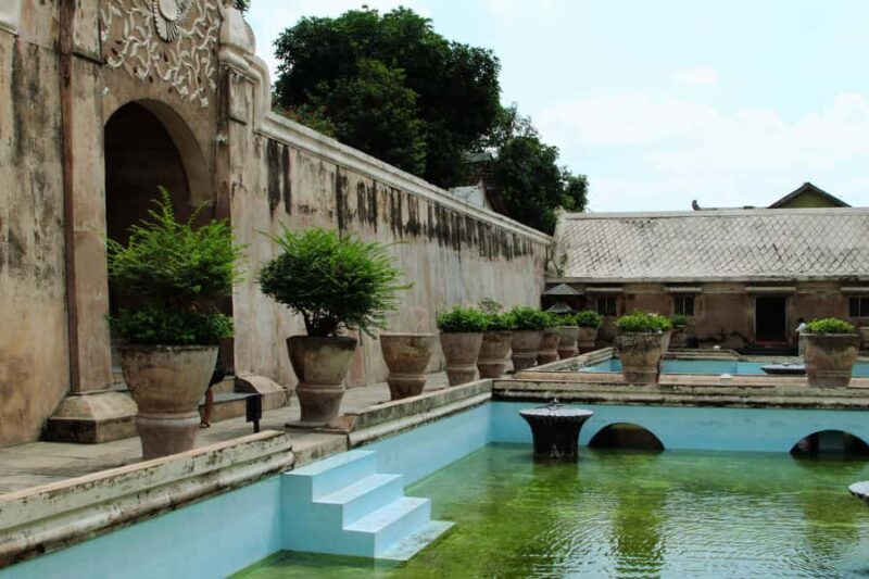 Yogyakarta: Sultan Palace & Water Castle Day Tour - What the Tour Offers in Terms of Value
