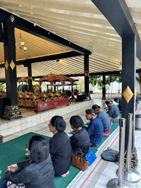 Yogyakarta: Sultan's Palace & Tamansari Guided Walking Tour - Exploring Tamansari Water Castle