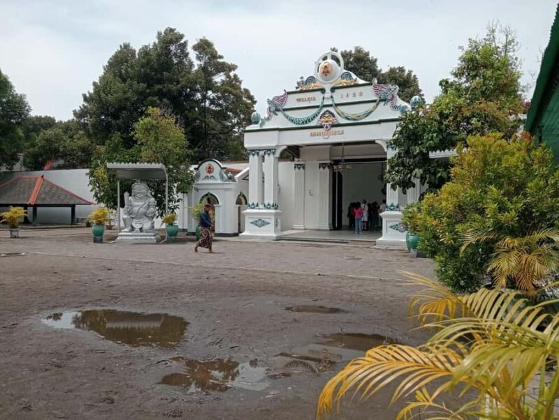 Yogyakarta: Sultan's Palace & Tamansari Guided Walking Tour - Crafting Local Traditions: Leather Puppets and Batik