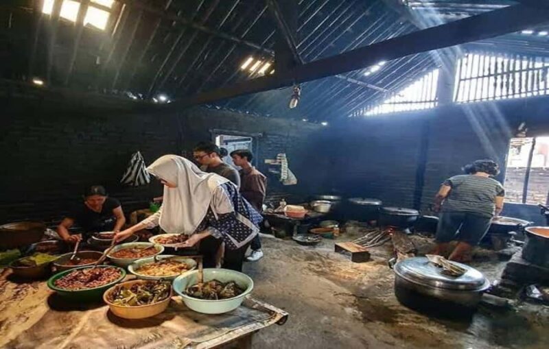 Yogyakarta: Temple Tour & Local Food Experience - Key Points