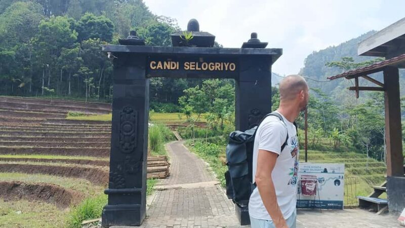 Yogyakarta : trip to Borobudur temple + Selogriyo temple - Key Points