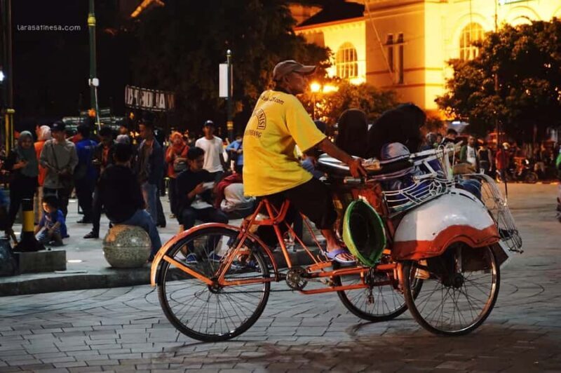 Yogyakarta walking tour: Gourmet Stroll & Nightly Highlights - Key Points