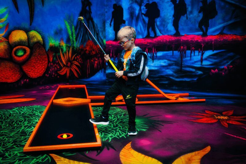 Zurich: Black Light Galaxy Minigolf - Atmosphere and Crowd Experience